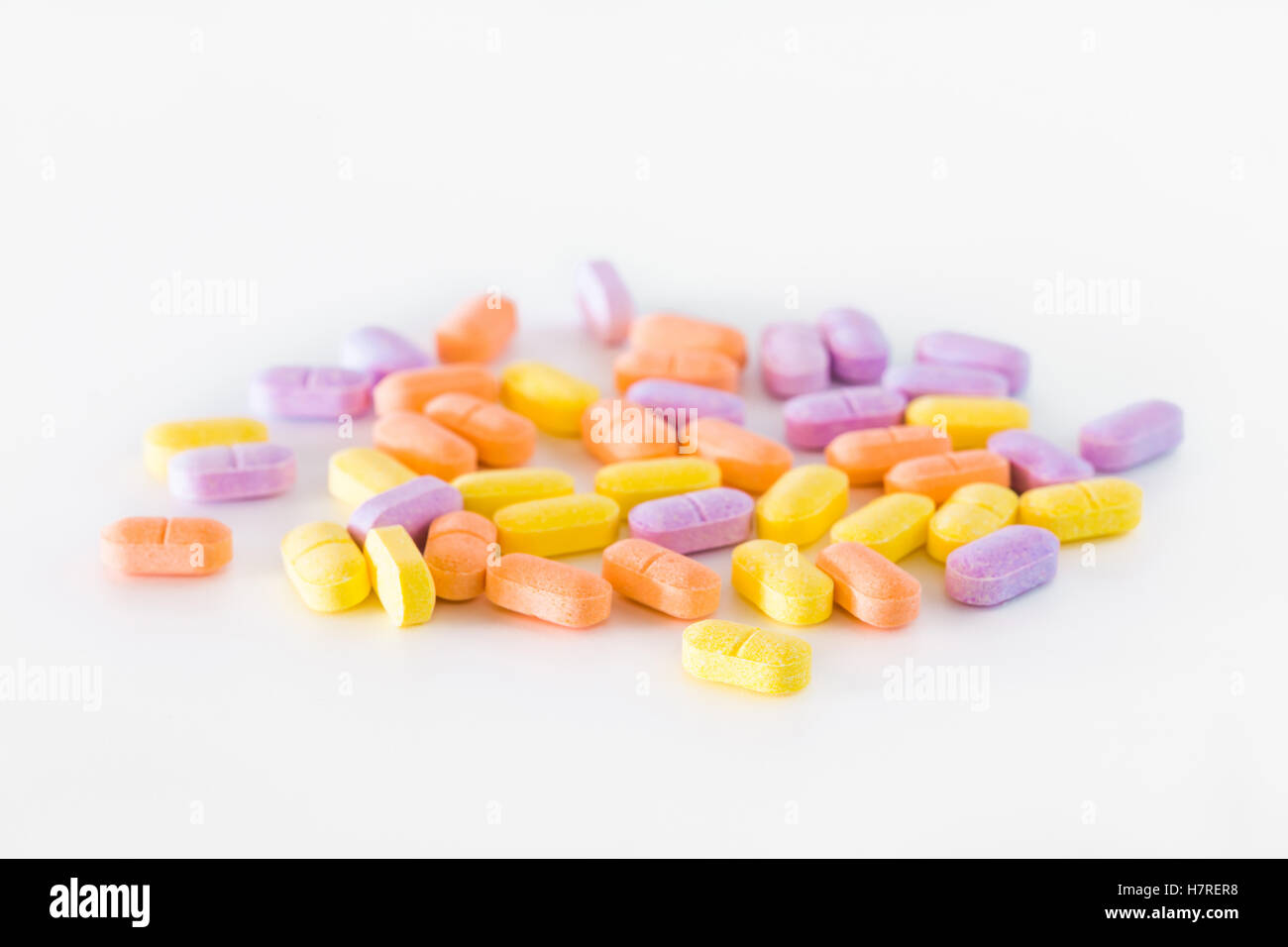 Many tablets, pills piled on a white background Stock Photo - Alamy