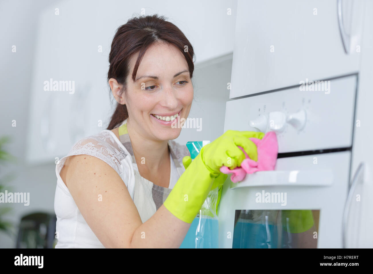 young woman cleaning a electric stove with a rag Stock Photo - Alamy young woman cleaning a electric stove with a rag Stock Photo - Alamy
