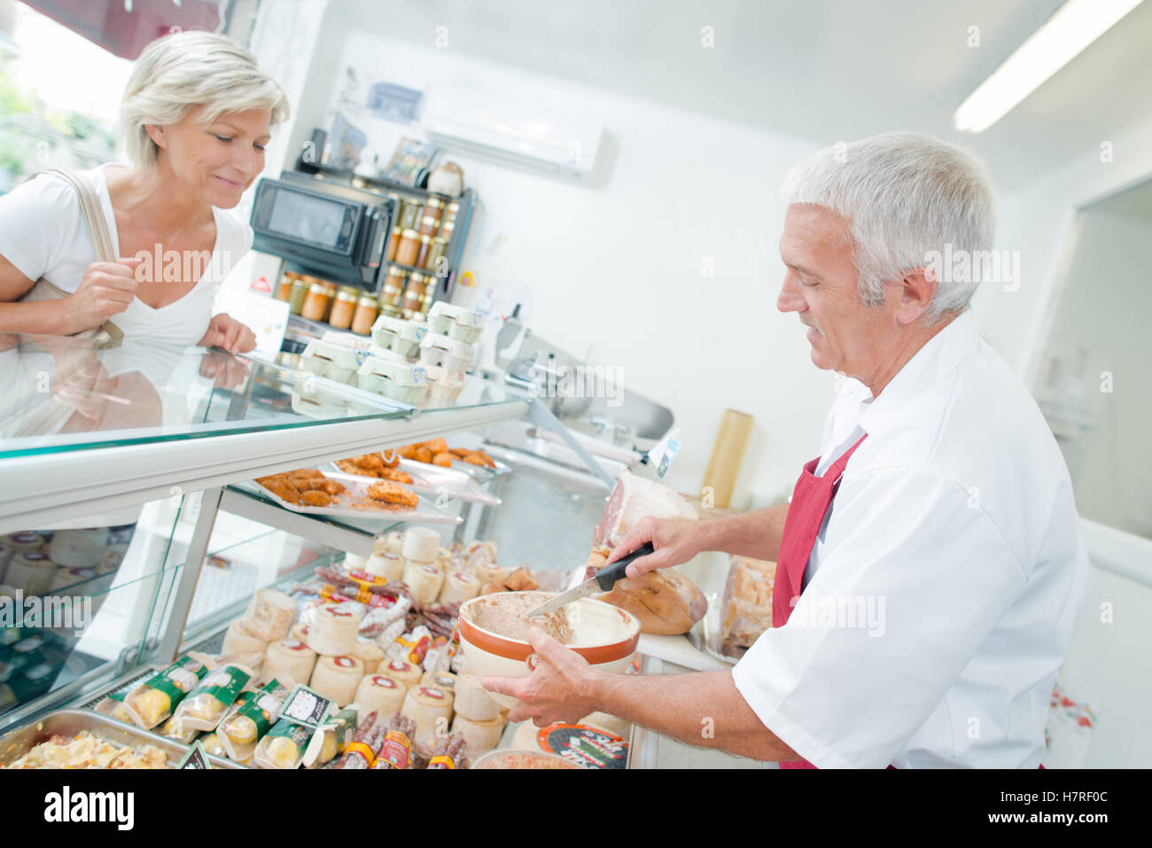 Butchers counter chicken hi-res stock photography and images - Alamy