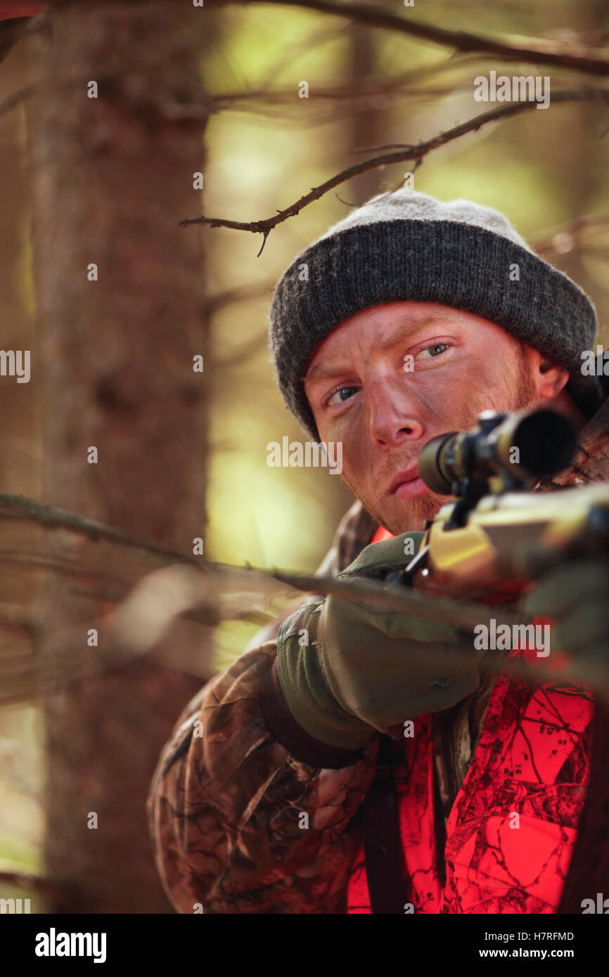 Deer hunter aiming rifle hi-res stock photography and images - Alamy