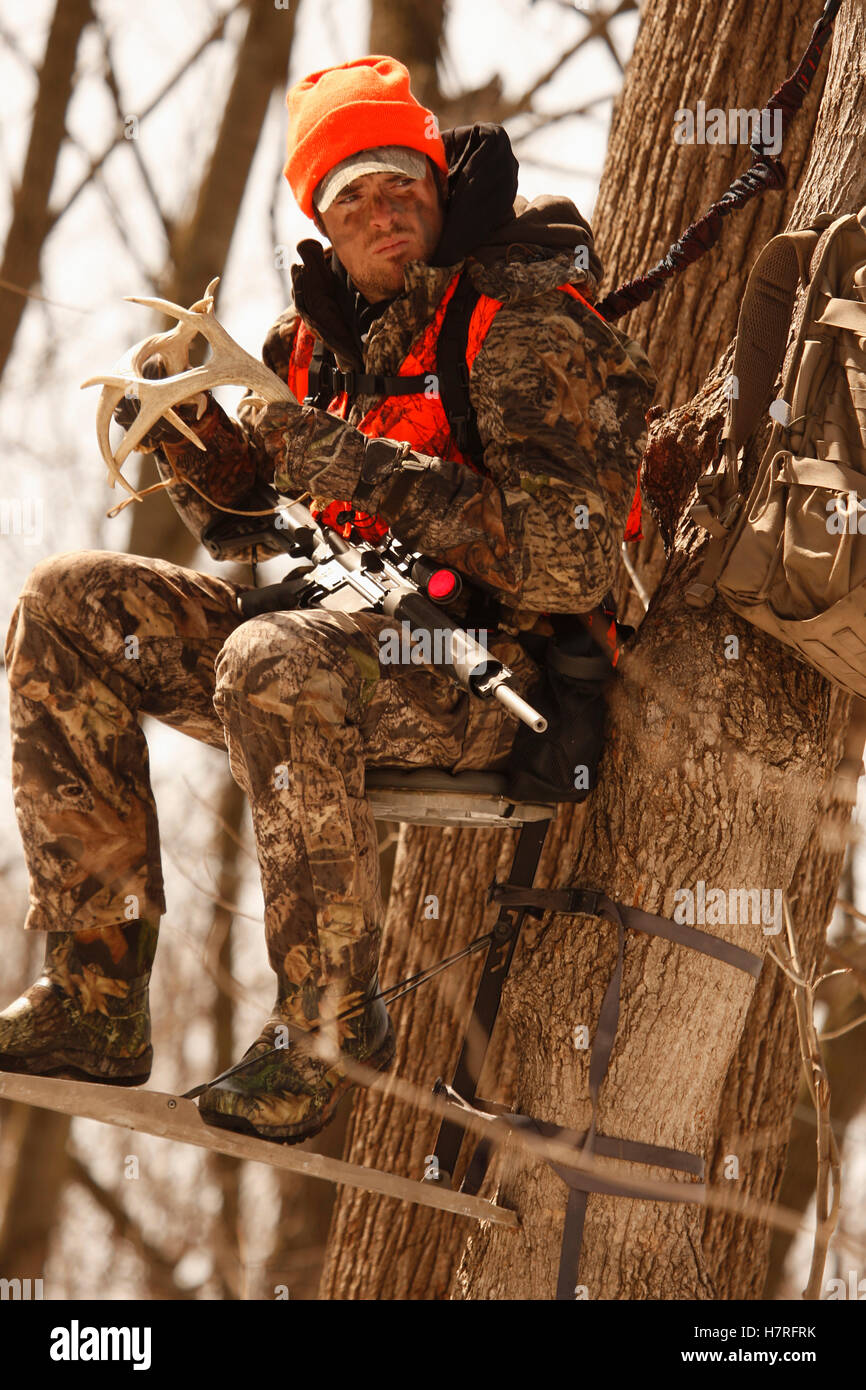 Whitetail Deer Hunter In Treestand Stock Photo - Alamy