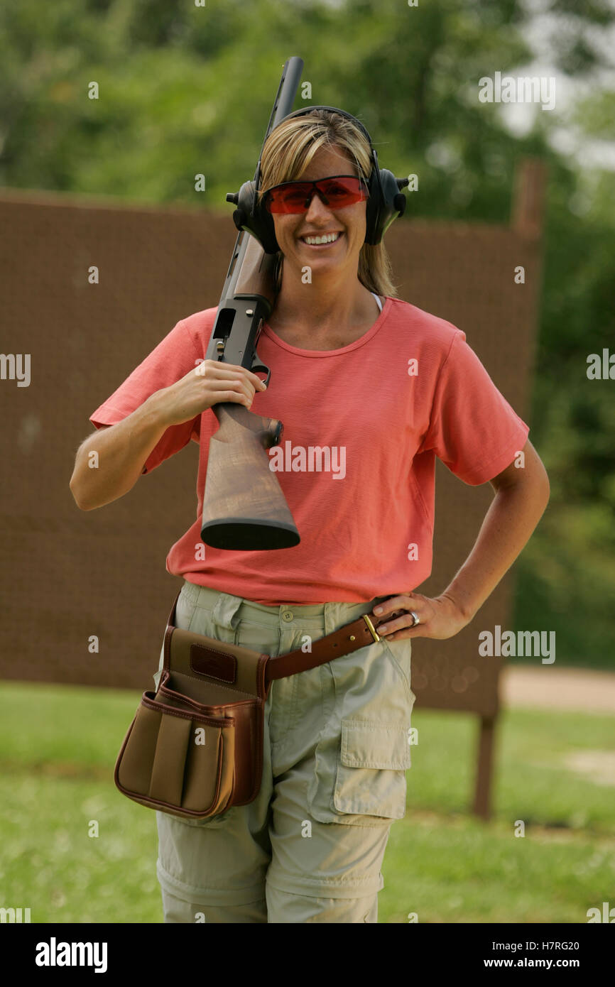 Woman shooting targets hi-res stock photography and images - Alamy