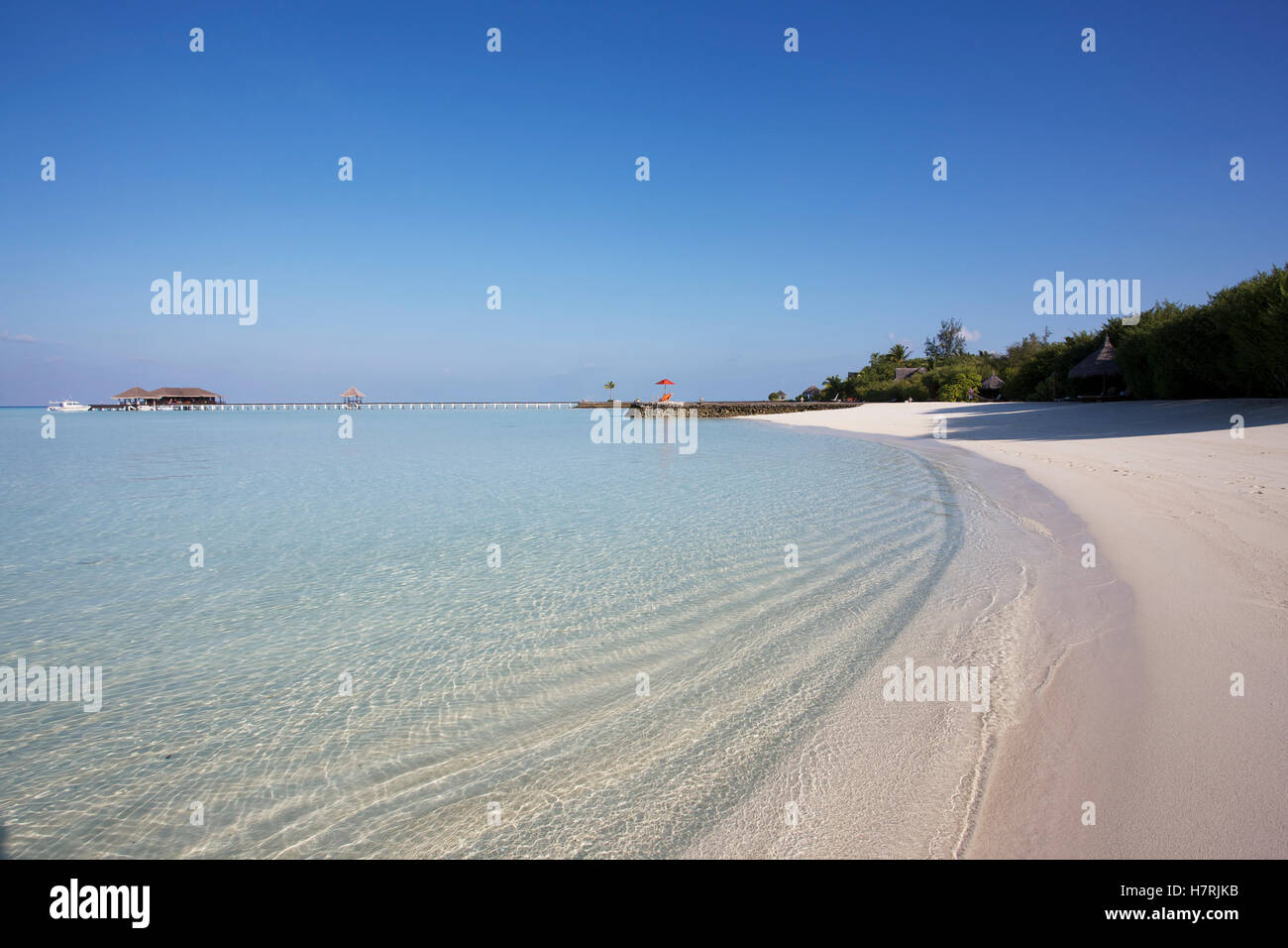 Maldives curved beach hi-res stock photography and images - Alamy