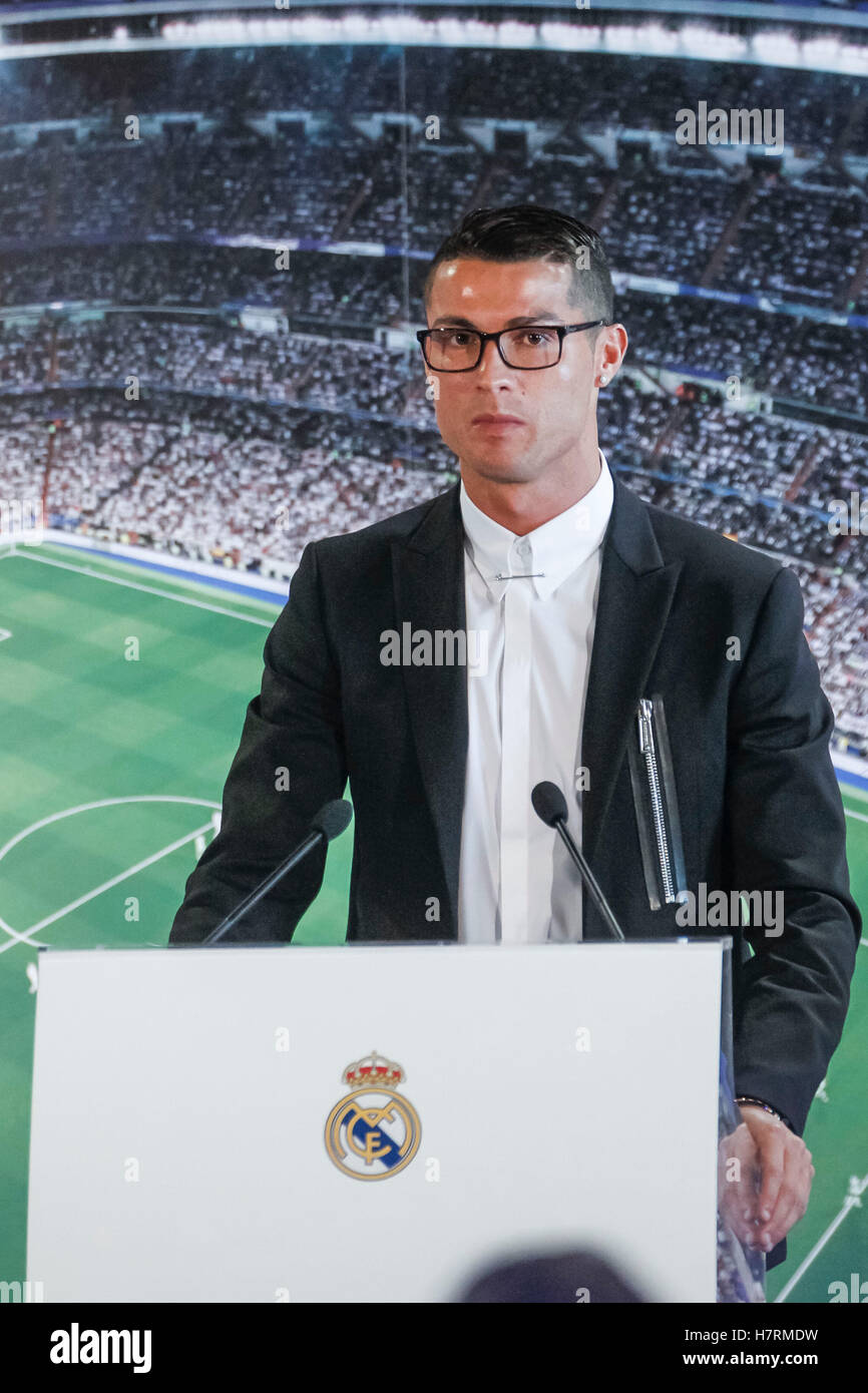 Madrid, Spain. 7th November, 2016. Cristiano Ronaldo signs an extension ...