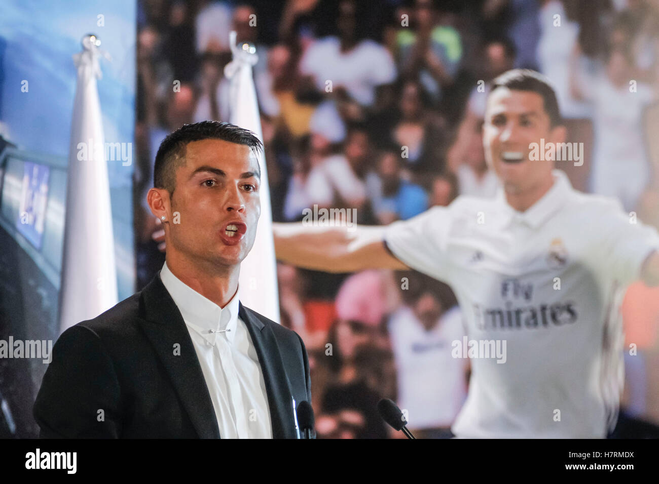 Madrid, Spain. 7th November, 2016. Cristiano Ronaldo signs an extension ...