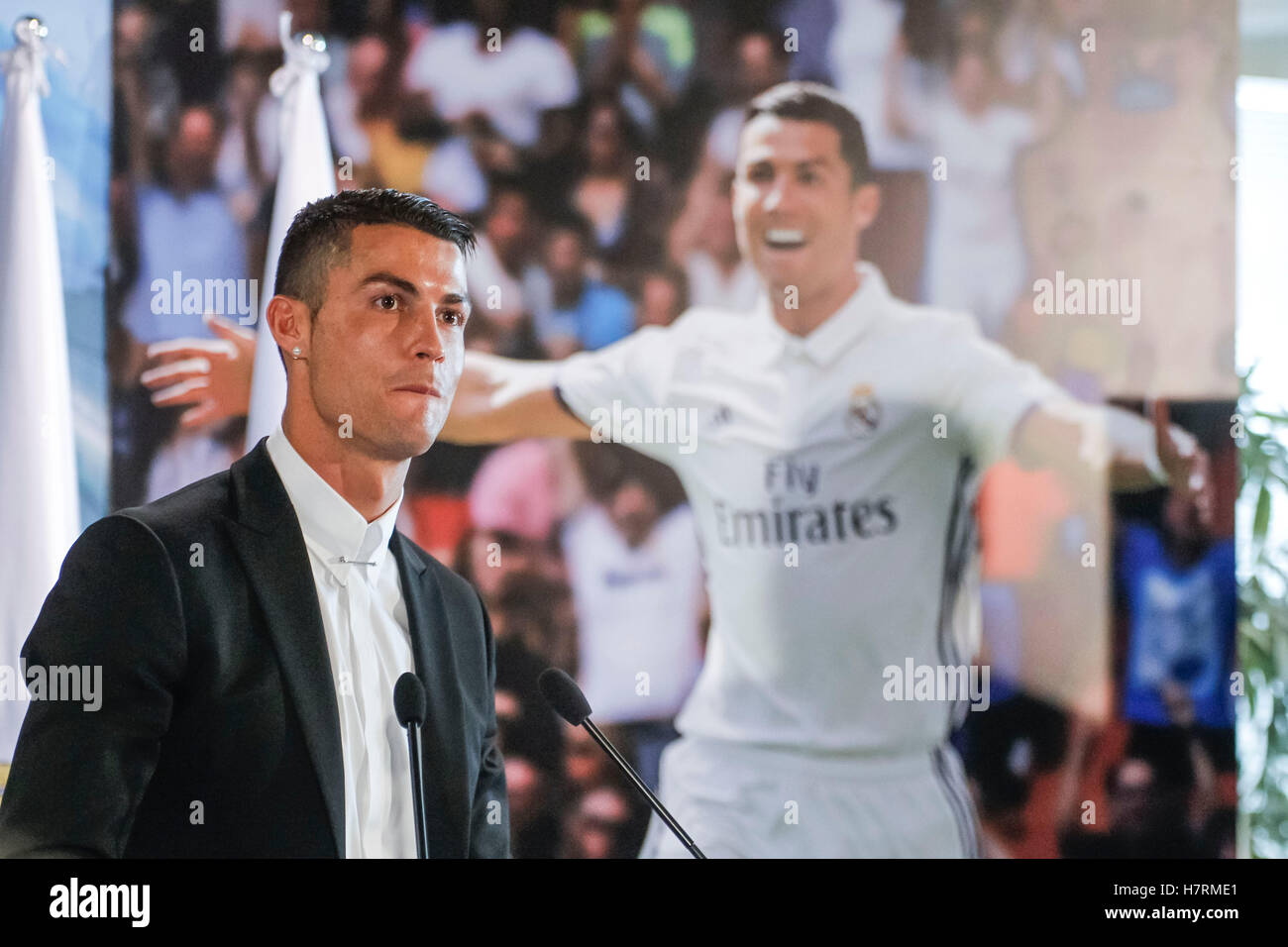 Madrid, Spain. 7th November, 2016. Cristiano Ronaldo signs an extension ...