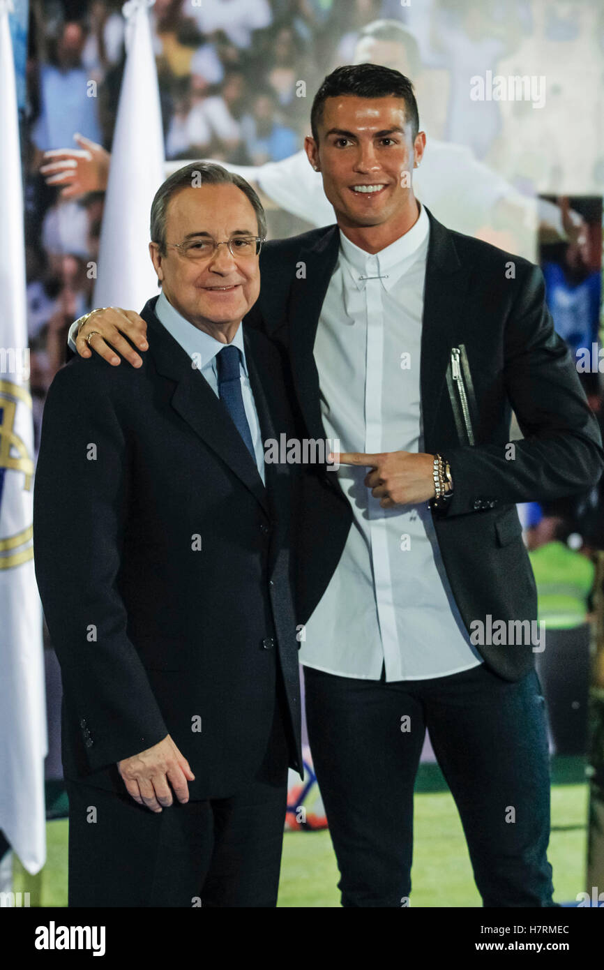 Madrid, Spain. 7th November, 2016. Cristiano Ronaldo signs an extension ...