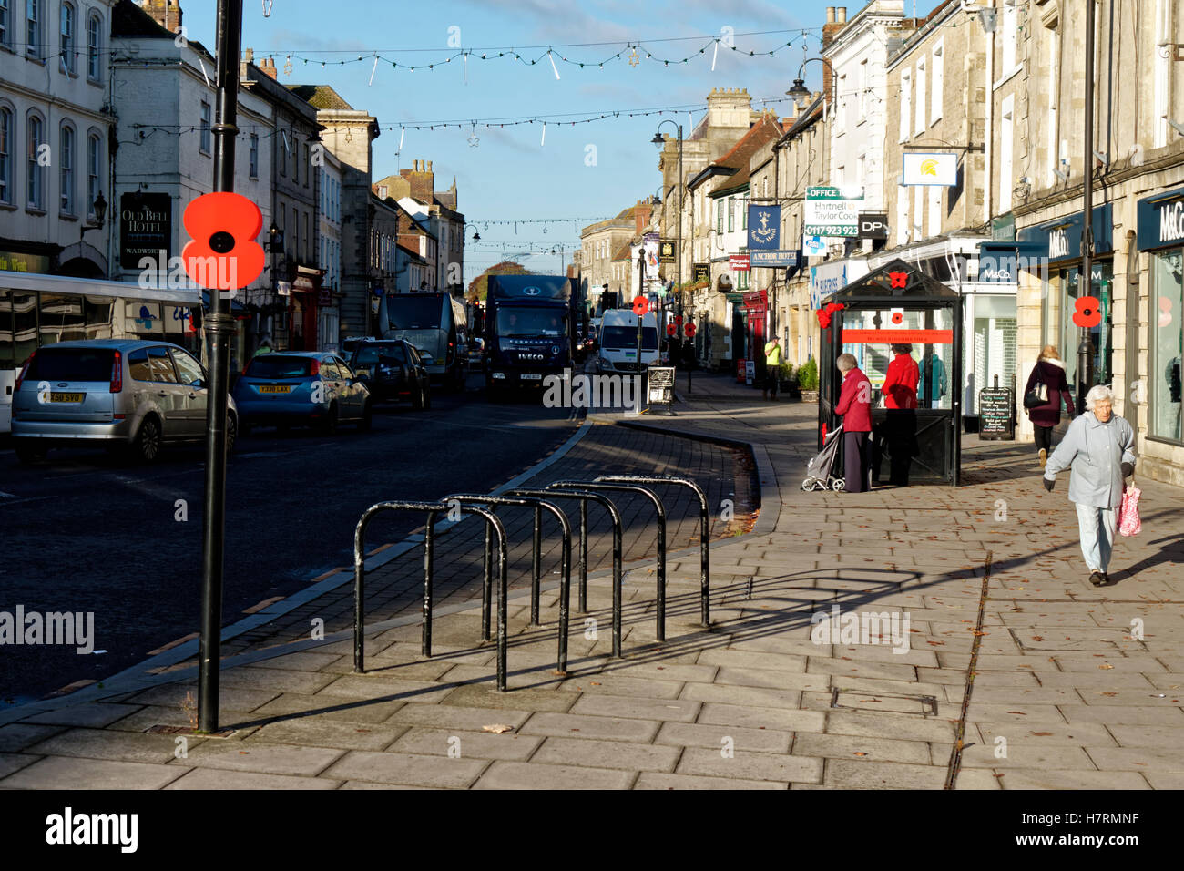 Warminster, Wiltshire, UK. 7th Nov 2016. Hand knitted poppies in the ...