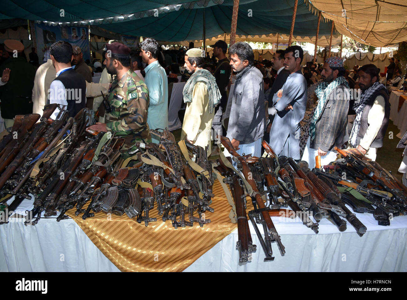 Quetta, Pakistan. 7th Nov, 2016. Militants stand in a queue before ...