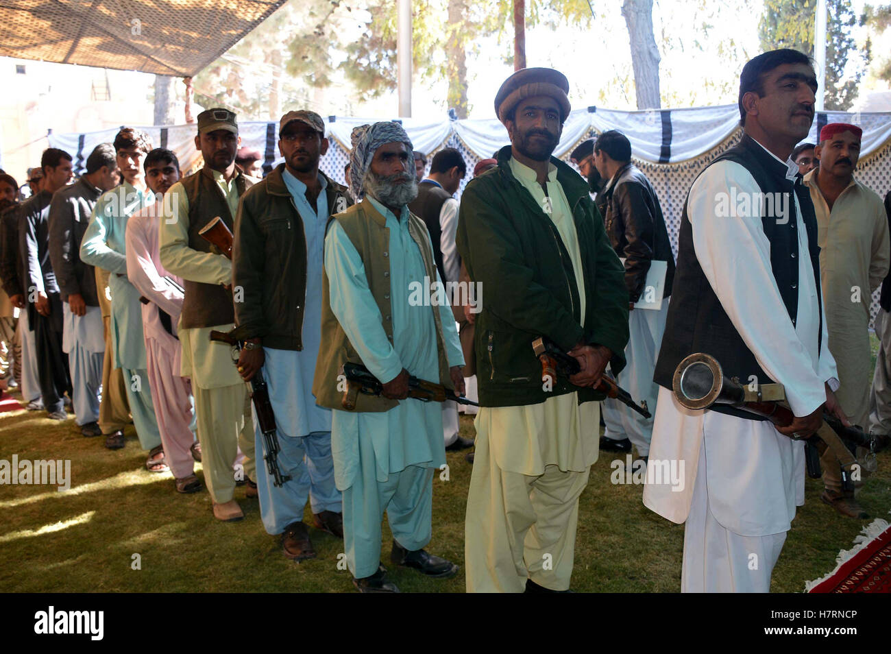 Quetta, Pakistan. 7th Nov, 2016. Militants stand in a queue before ...