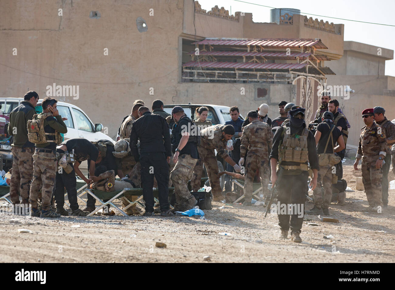 Gogjali, Nineveh, Iraq. 6th Nov, 2016. Combat Medics treat a rush of ...