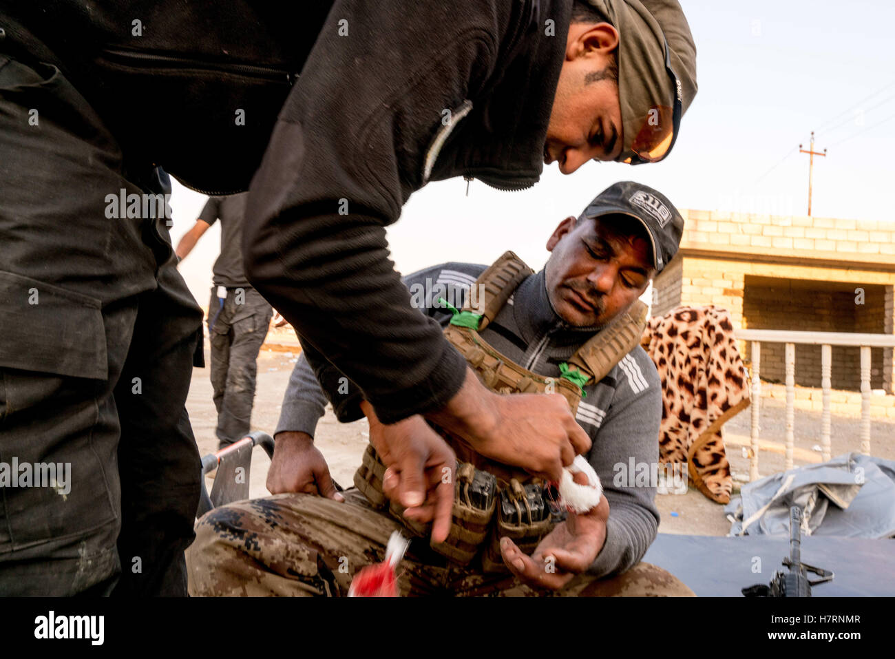 Gogjali, Nineveh, Iraq. 5th Nov, 2016. A combat medic treats an iraqi ...