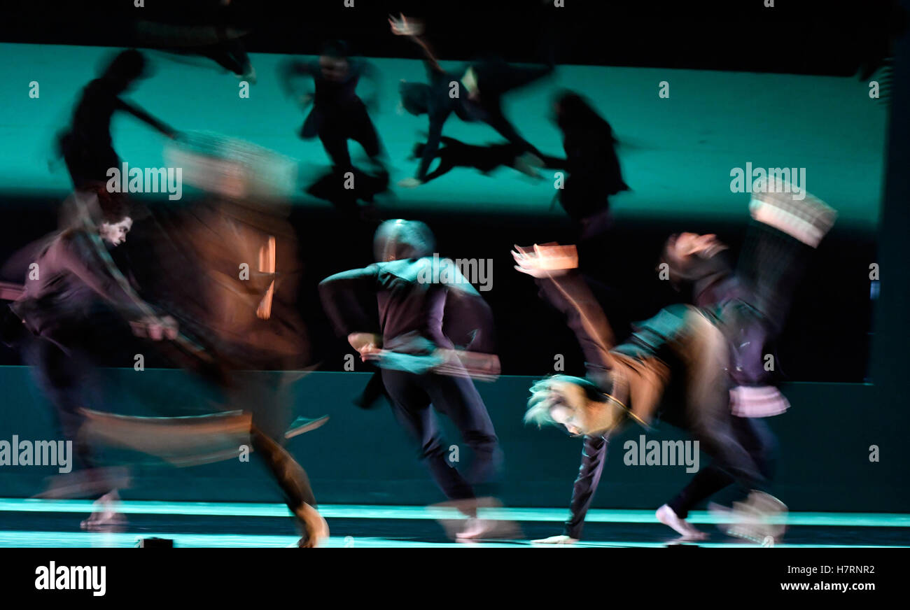 Rambert Dance Company Stock Photos & Rambert Dance Company Stock Images ...