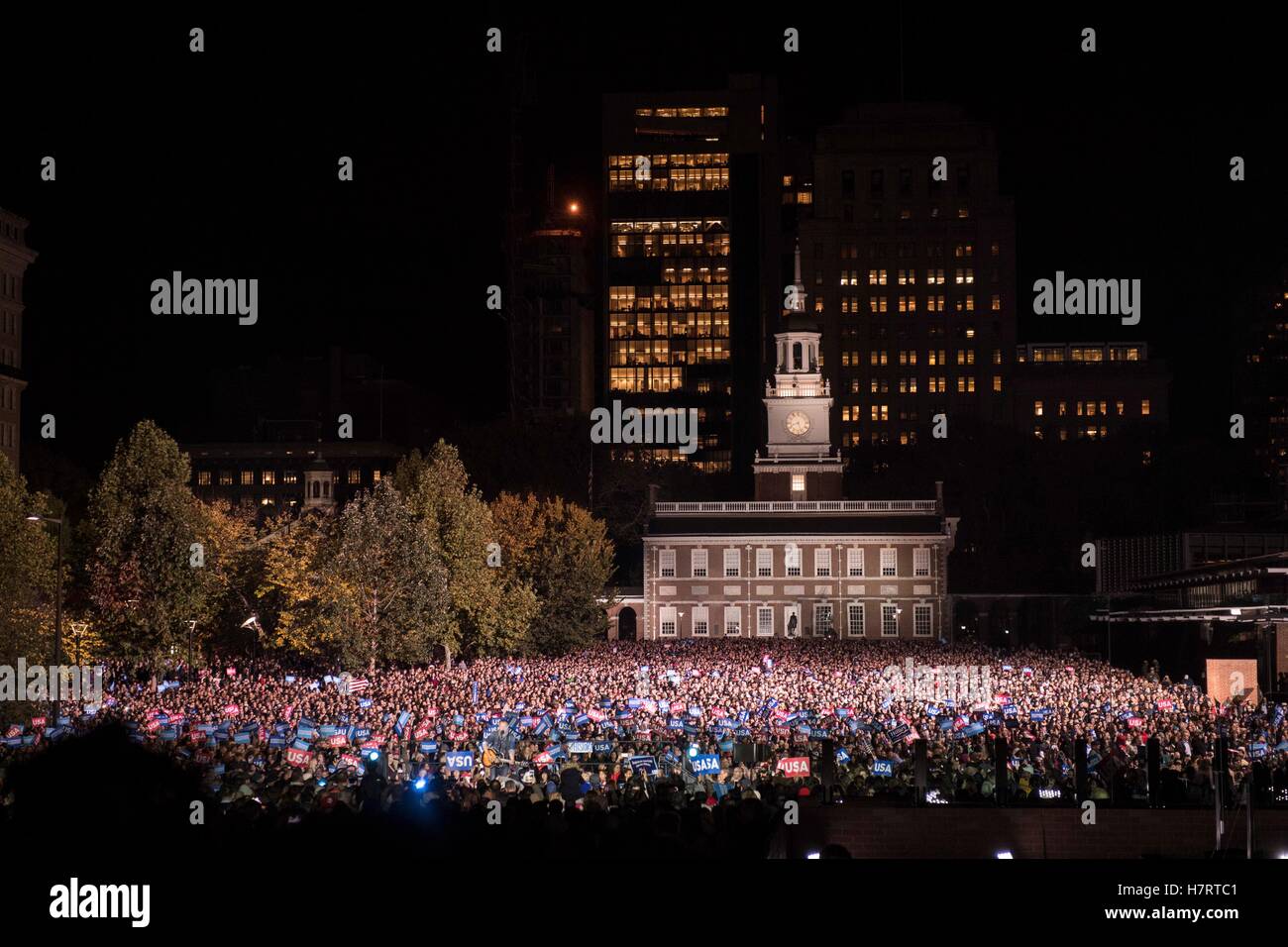 Philadelphia, USA. 7th Nov, 2016. Bruce Springsteen sings ahead of the ...
