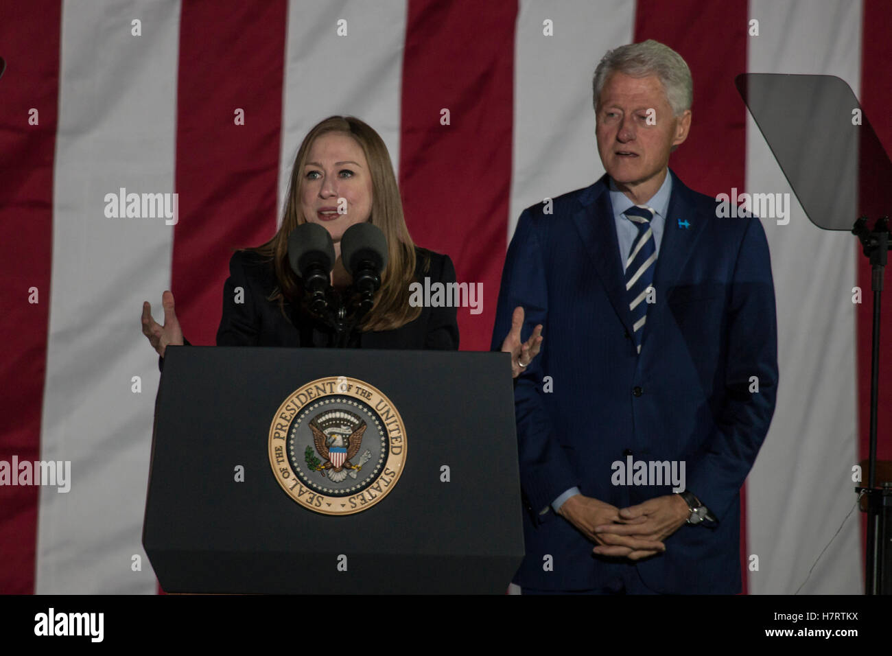 Philadelphia, USA. 7th Nov, 2016. Chelsea Clinton and President Bill ...