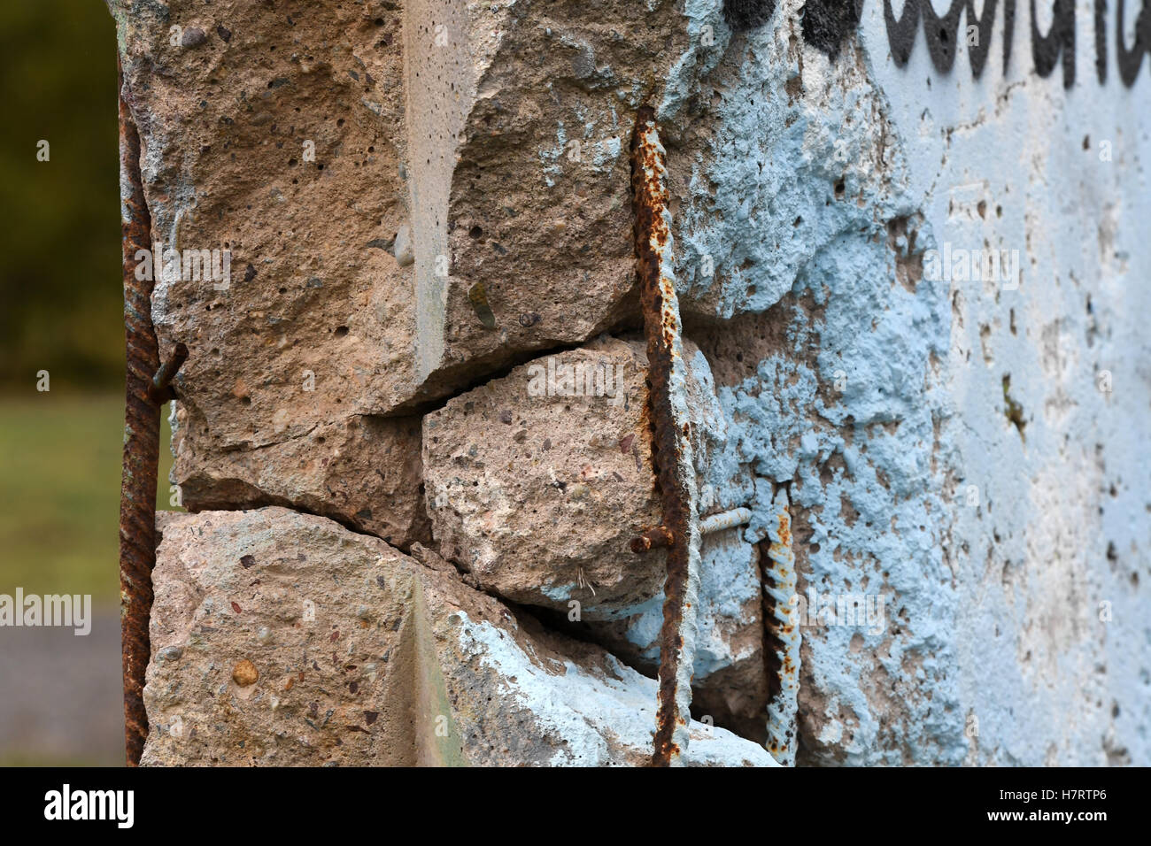Teltow, Germany. 7th Nov, 2016. Parts of the former Berlin Wall ...