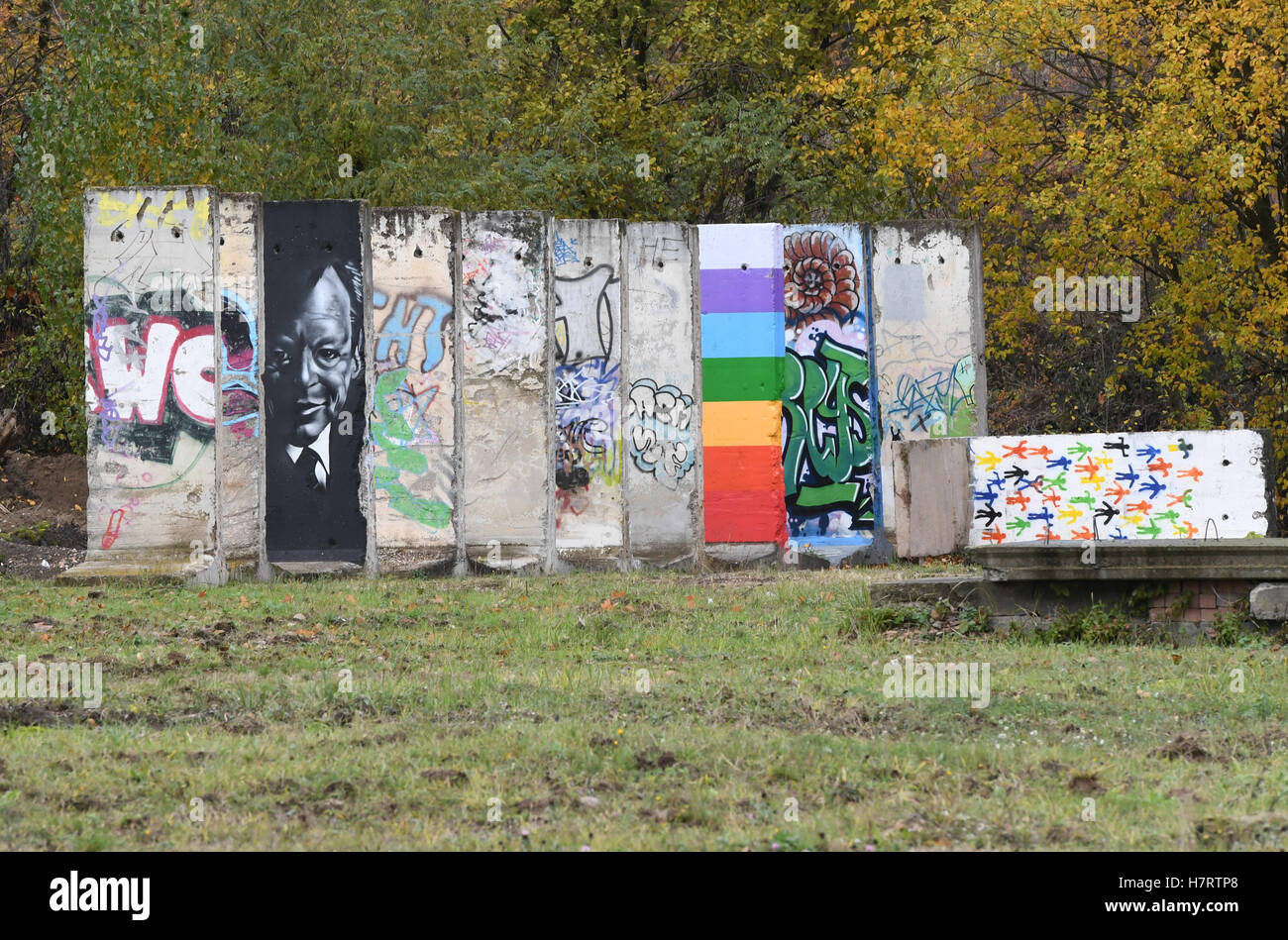 Teltow, Germany. 7th Nov, 2016. Parts of the former Berlin Wall ...