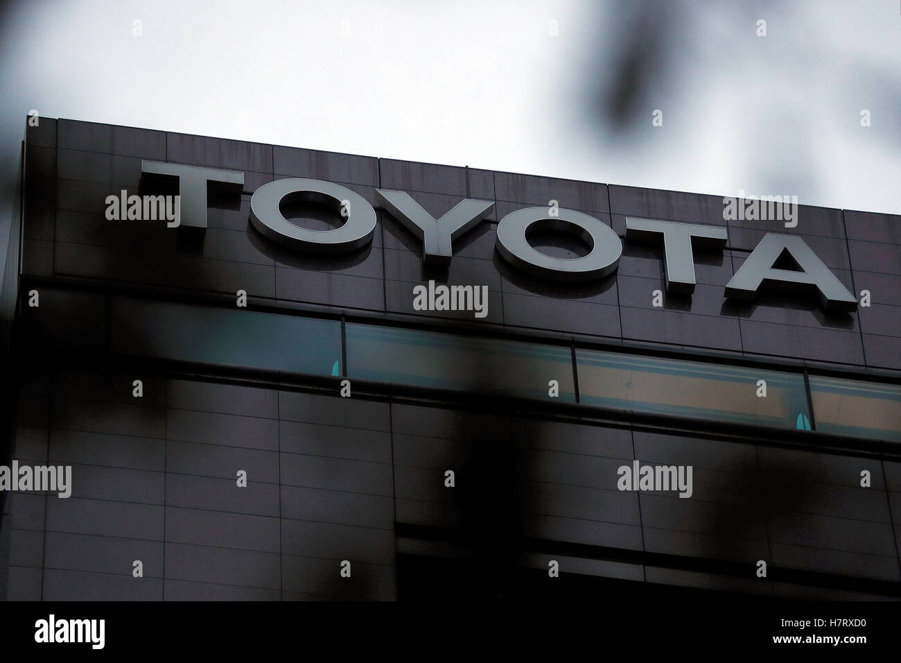 Tokyo, Japan. 8th Nov, 2016. A Toyota Motor Corporation (TMC) signboard ...