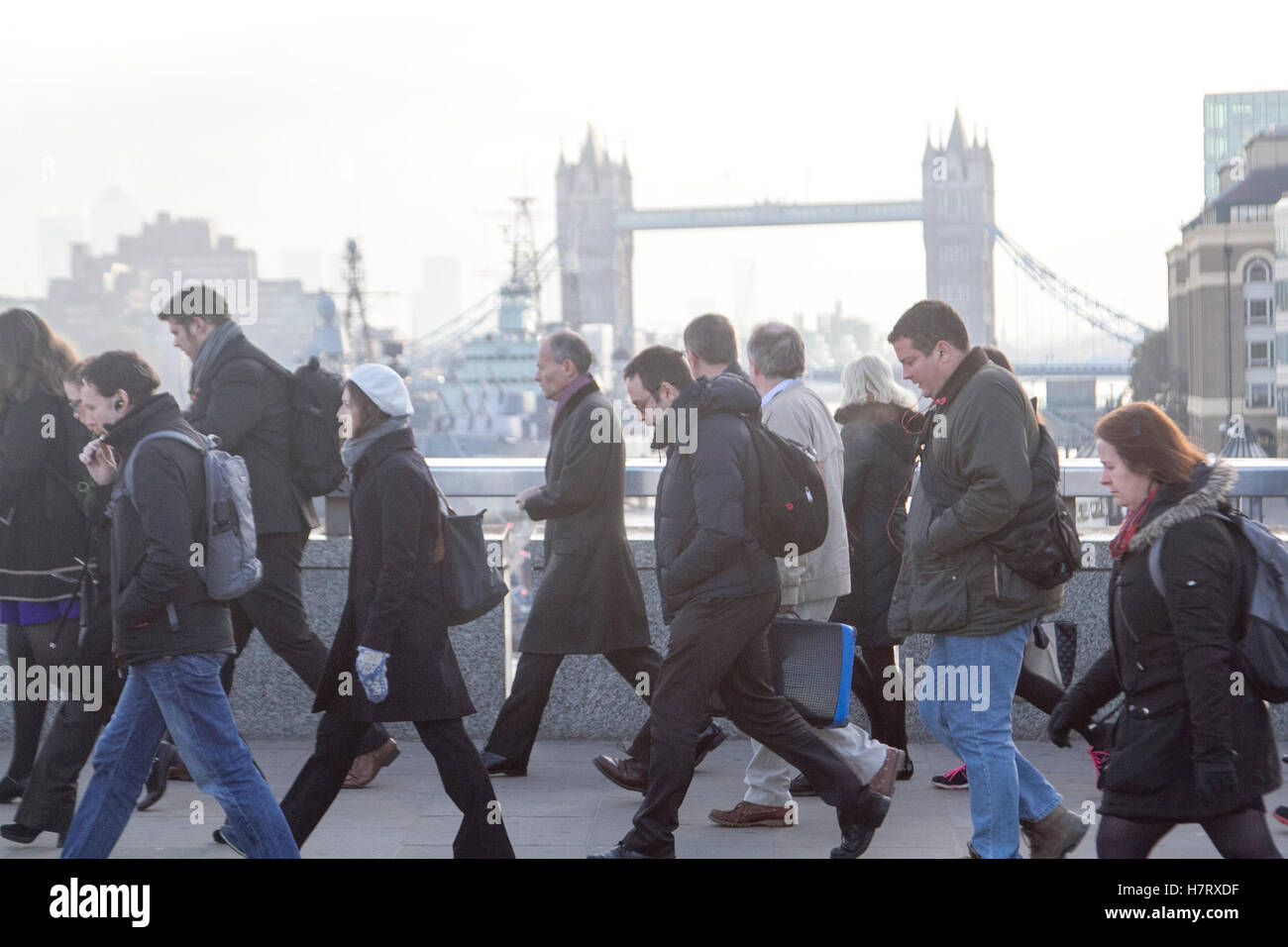 London,UK. 8th November 2016. Commuters brave the cold weather and ...