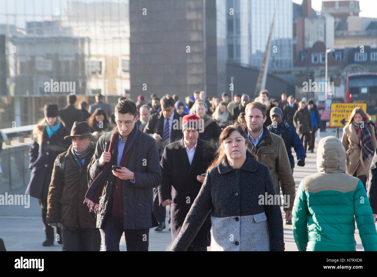 London,UK. 8th November 2016. Commuters brave the cold weather and ...