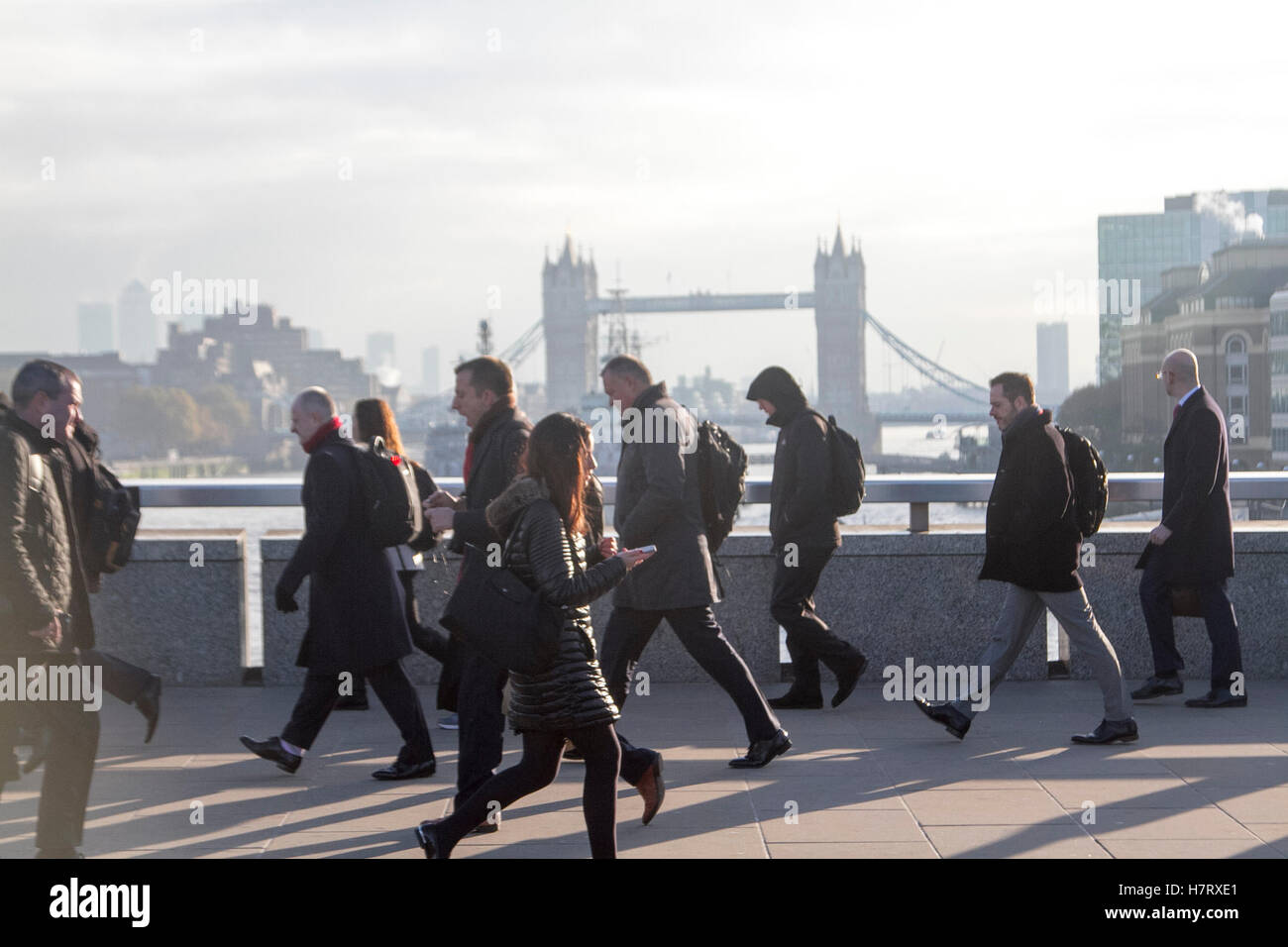 London,UK. 8th November 2016. Commuters brave the cold weather and ...