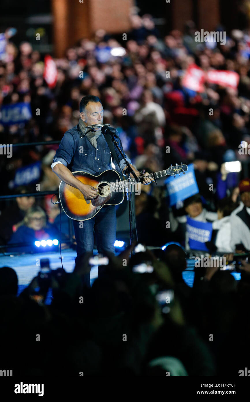 Philadelphia, USA. 07th Nov, 2016. Bruce Springsteen performs during ...