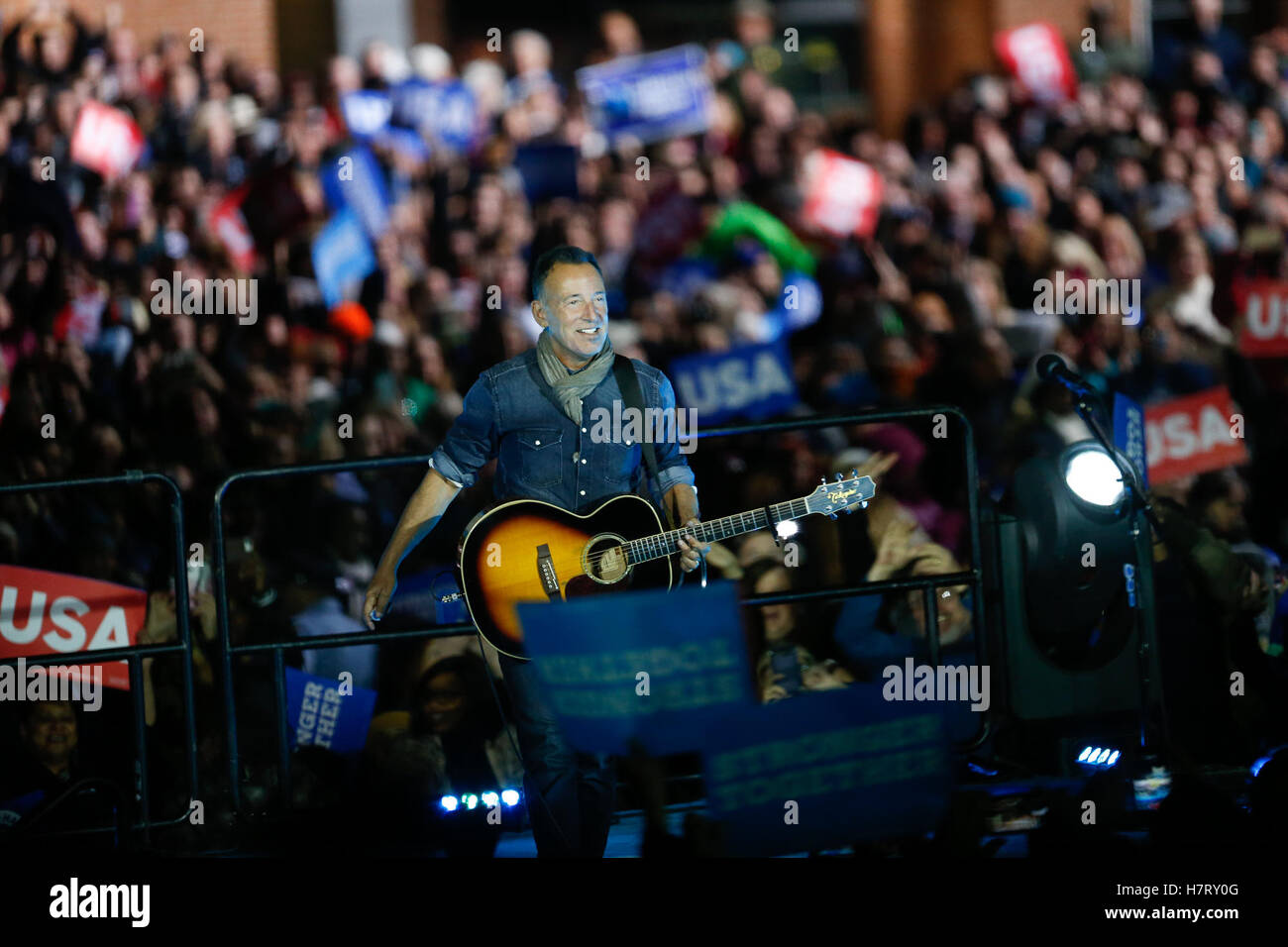 Philadelphia, USA. 07th Nov, 2016. Bruce Springsteen performs during ...