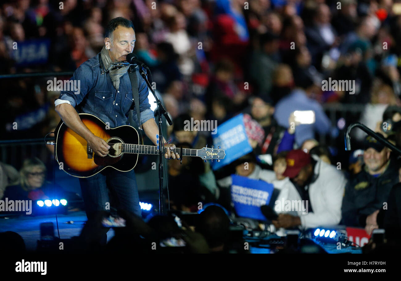 Philadelphia, USA. 07th Nov, 2016. Bruce Springsteen performs during ...