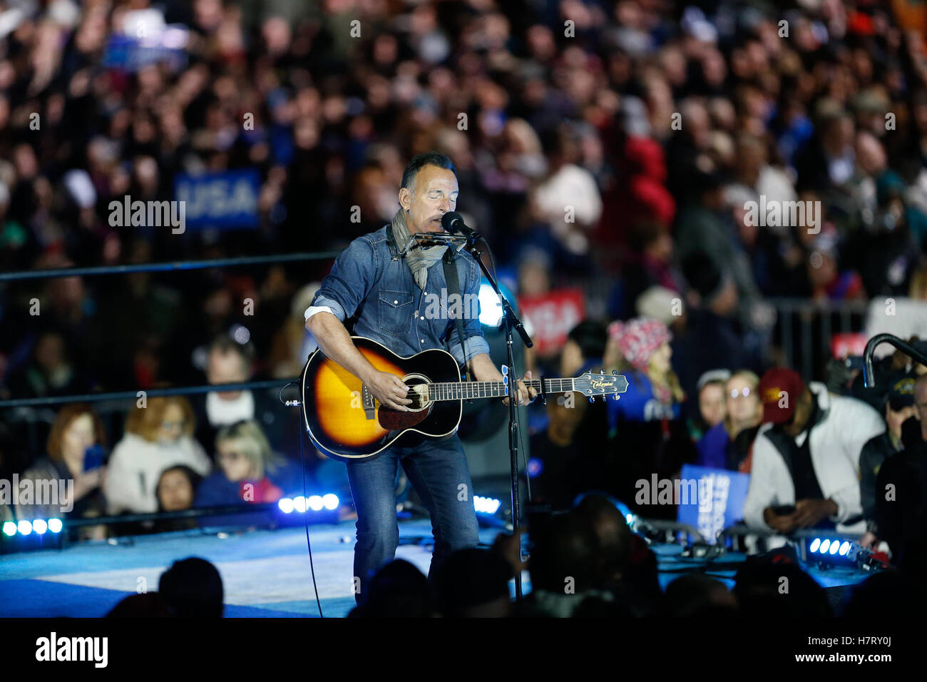 Philadelphia, USA. 07th Nov, 2016. Bruce Springsteen performs during ...