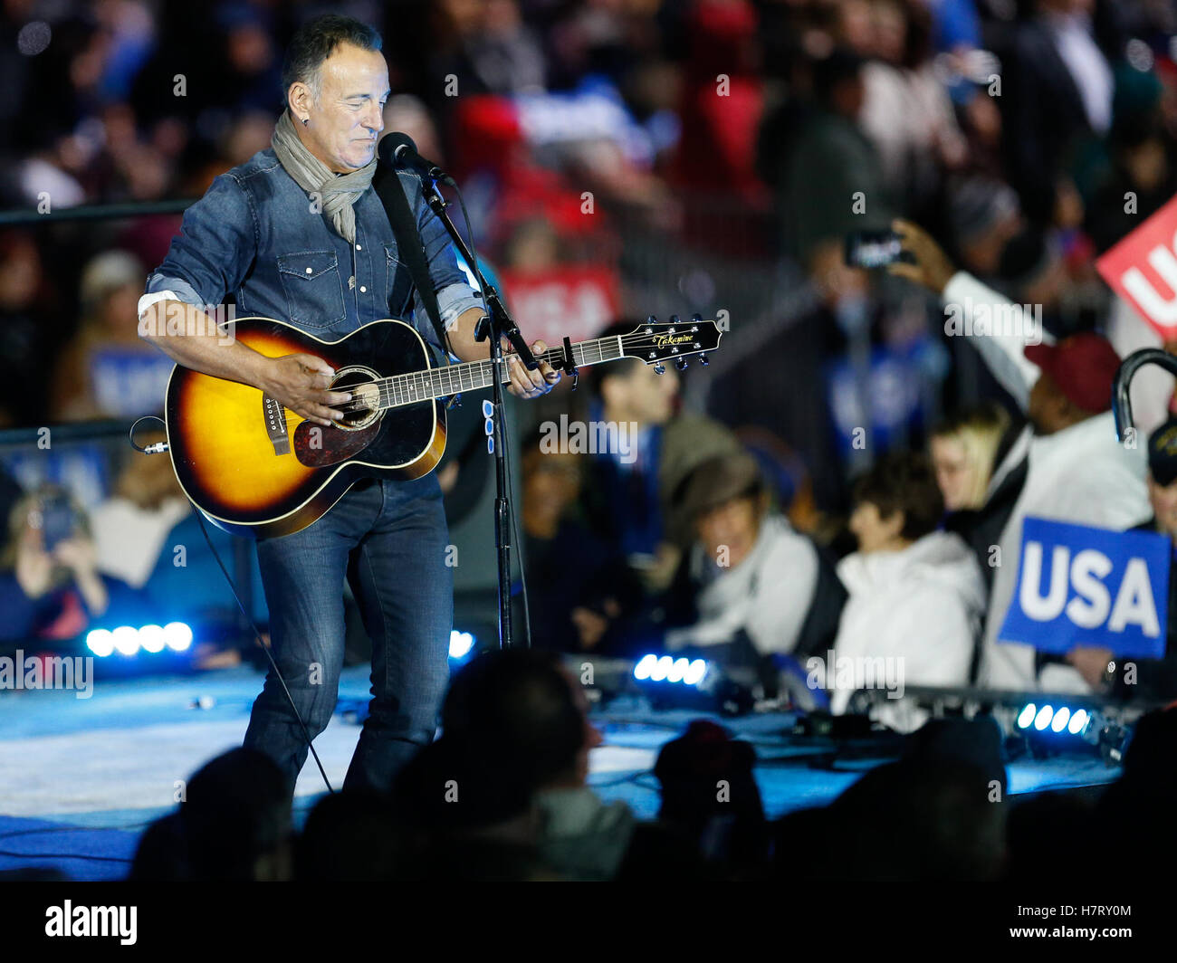 Philadelphia, USA. 07th Nov, 2016. Bruce Springsteen performs during ...