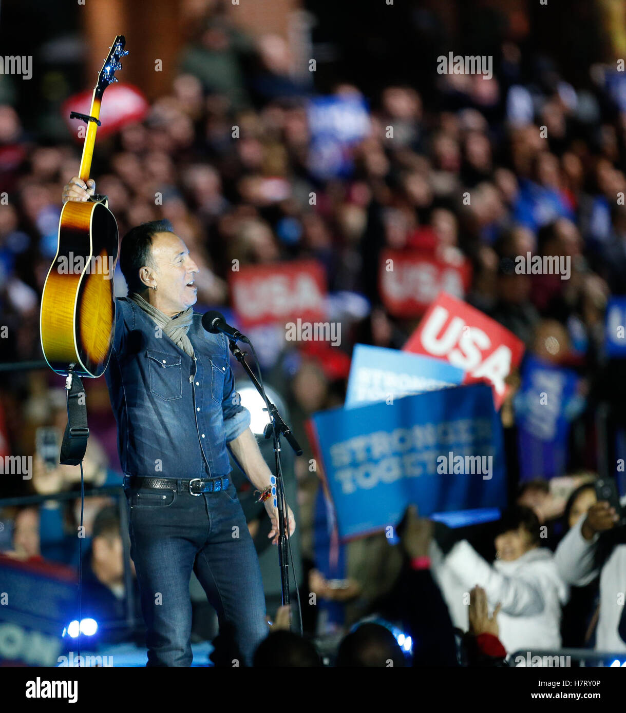 Philadelphia, USA. 07th Nov, 2016. Bruce Springsteen performs during ...
