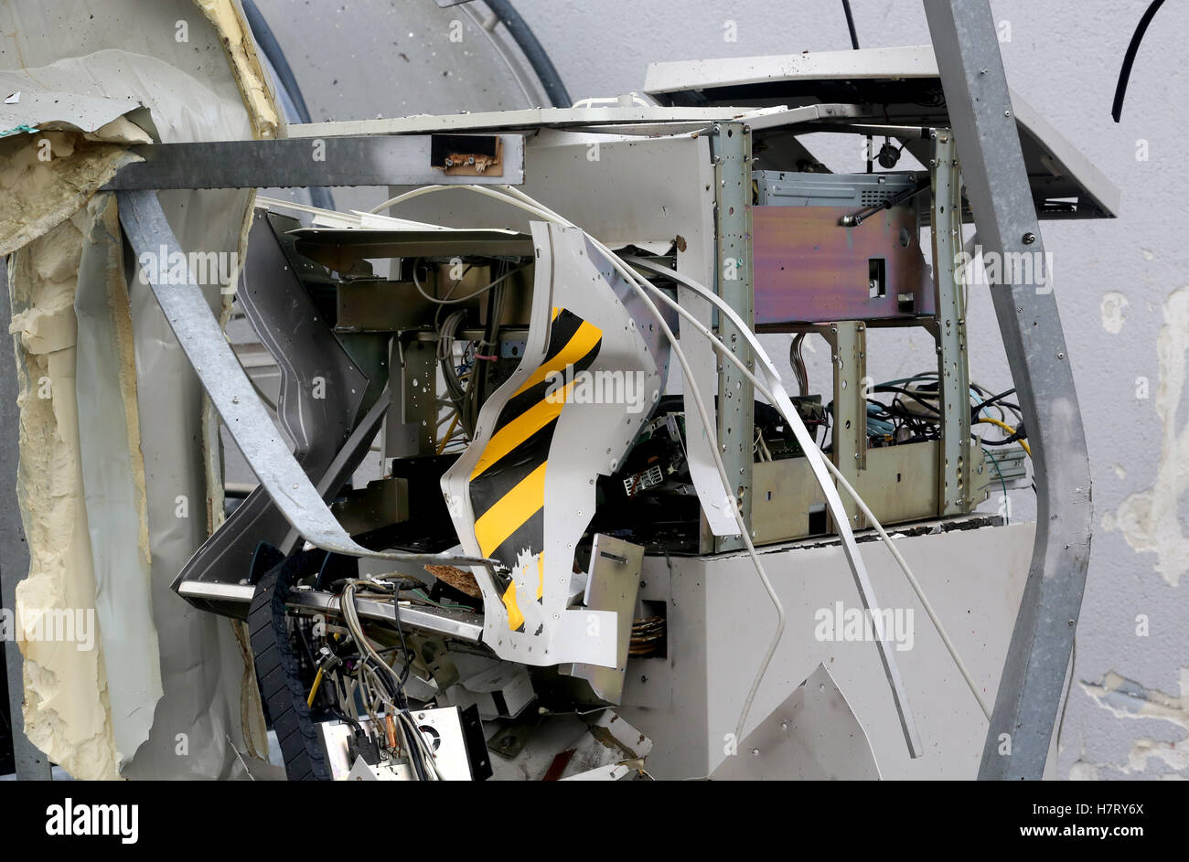 Muelheim, Germany. 08th Nov, 2016. The wreckage of an ATM destroyed ...