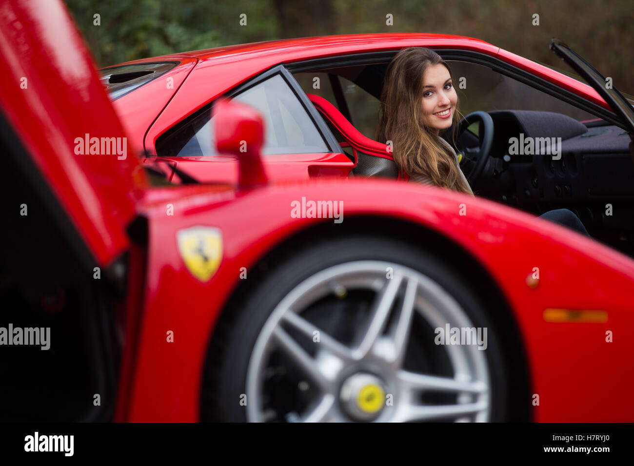 Essen, Germany. 08th Nov, 2016. A woman poses with a Ferrari F40 on ...