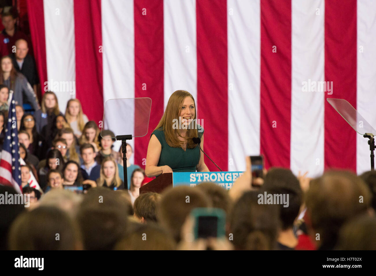 Raleigh, USA. 07th Nov, 2016. Chelsea Clinton introduces her father ...