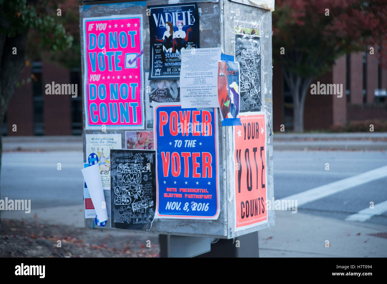 Voting signs hi-res stock photography and images - Alamy