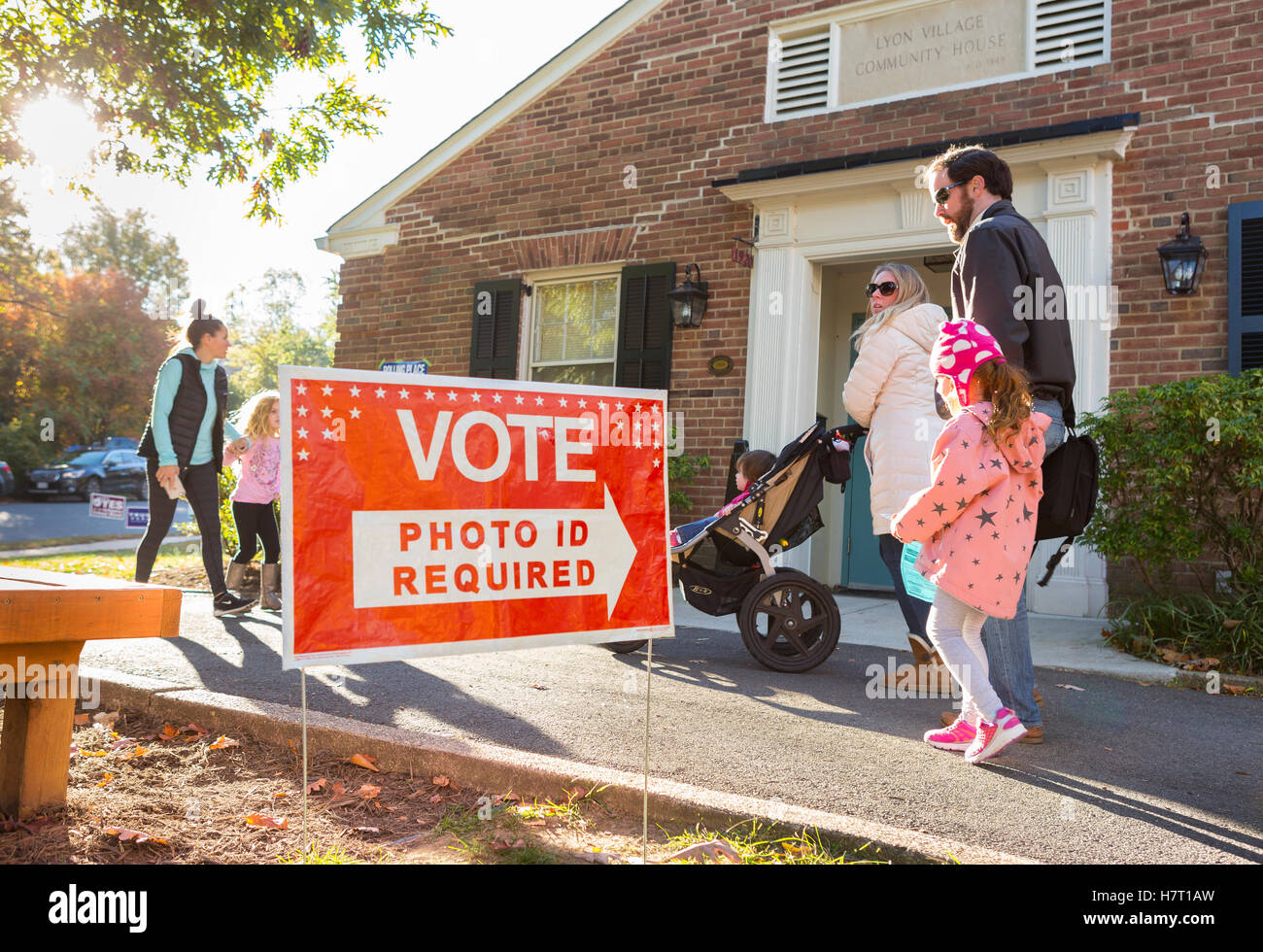 Presidential election polling 2016 hi-res stock photography and images ...