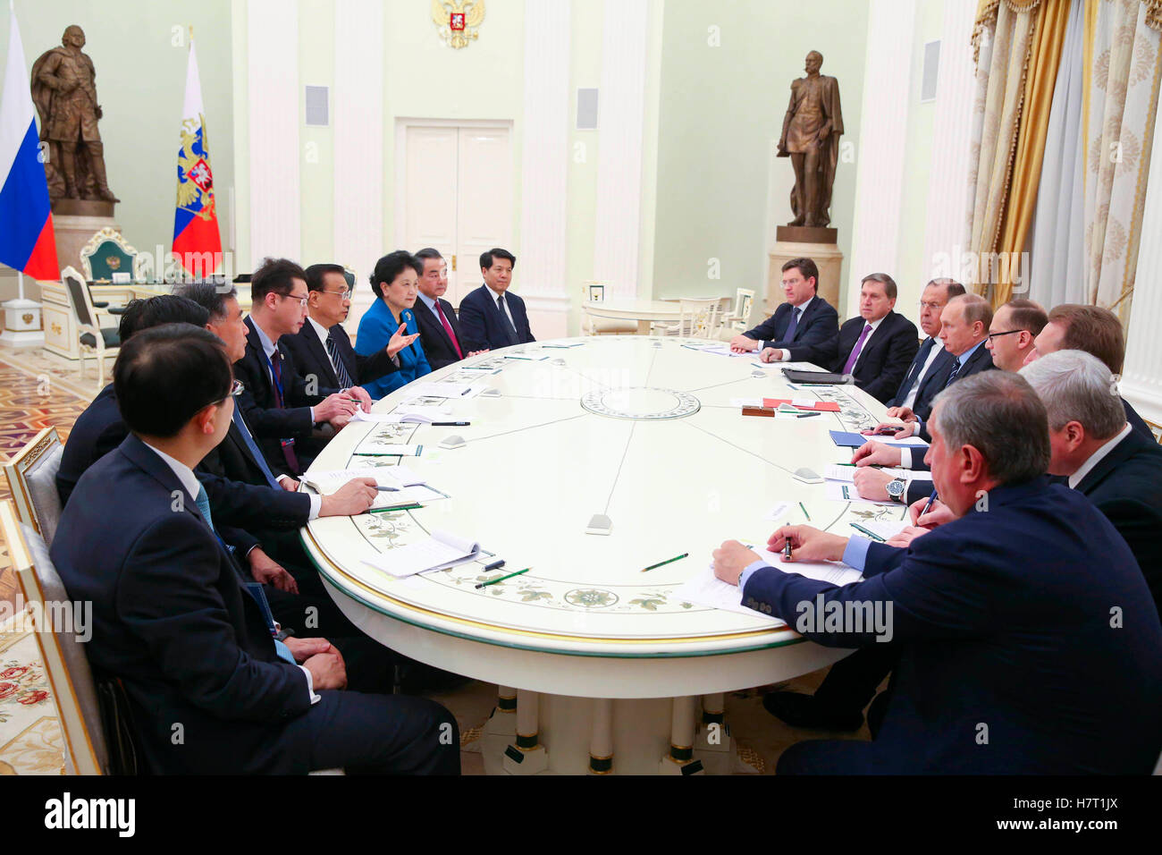 Moscow, Russia. 8th Nov, 2016. Chinese Premier Li Keqiang meets with ...
