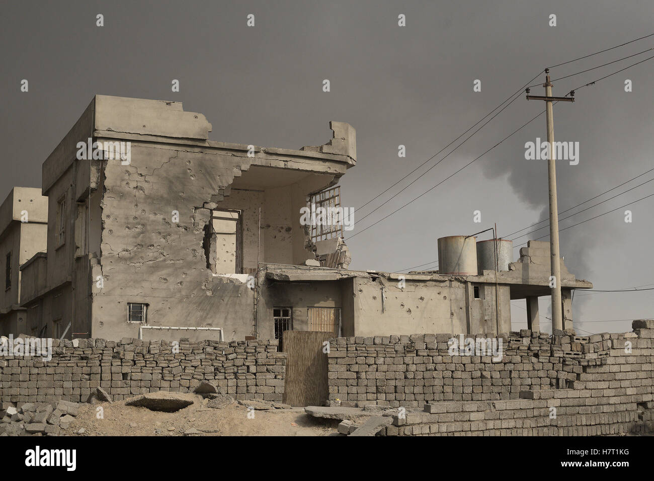 Qayyarah, Niniveh, Iraq. 8th Nov, 2016. 08/11/2016. Qayyarah, Iraq. A ...