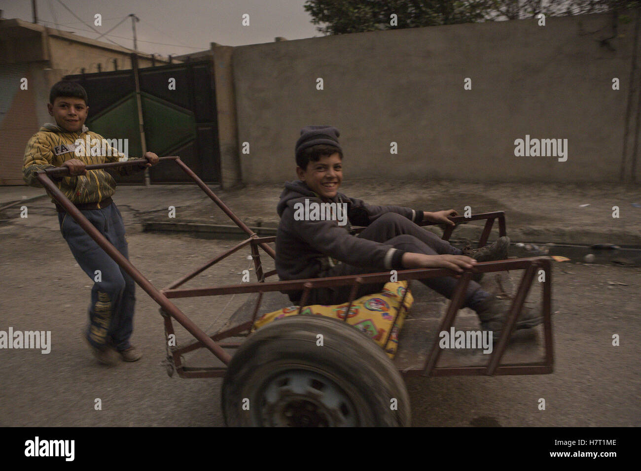 Qayyarah, Niniveh, Iraq. 8th Nov, 2016. 08/11/2016. Qayyarah, Iraq. Two ...