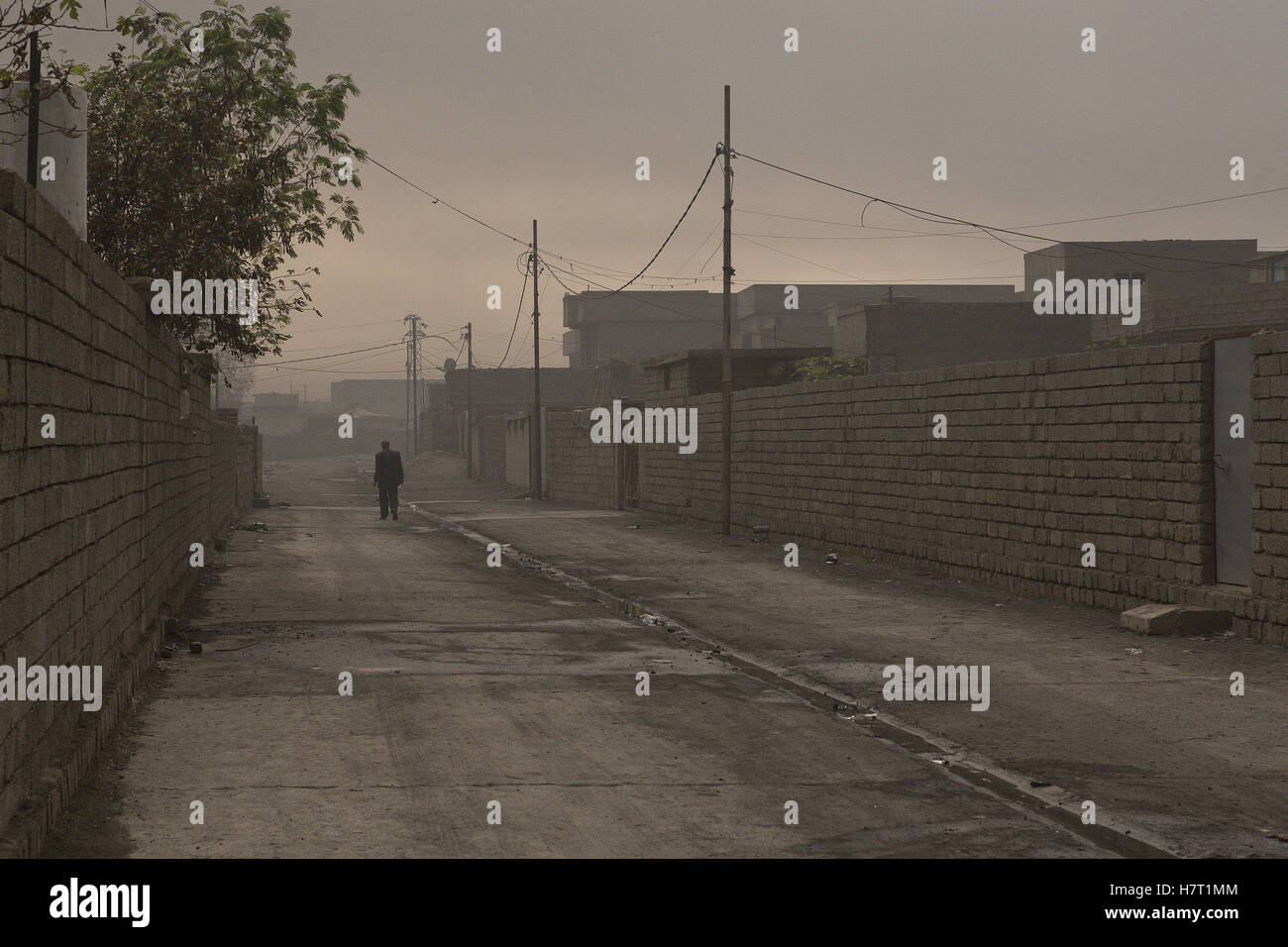 Qayyarah, Niniveh, Iraq. 8th Nov, 2016. 08/11/2016. Qayyarah, Iraq. A ...