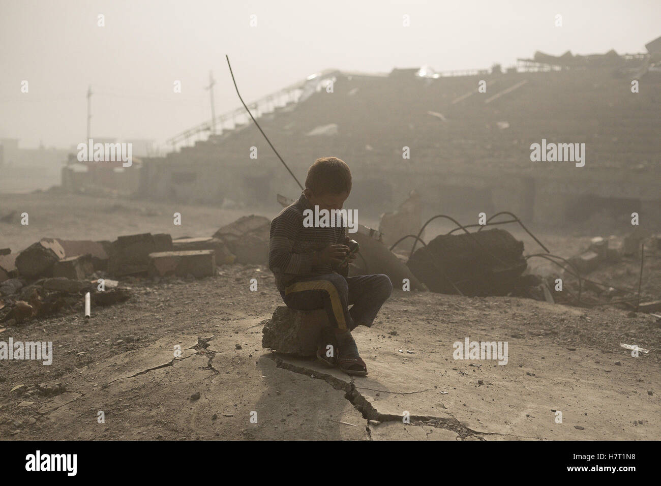 Qayyarah, Niniveh, Iraq. 8th Nov, 2016. 08/11/2016. Qayyarah, Iraq. A ...
