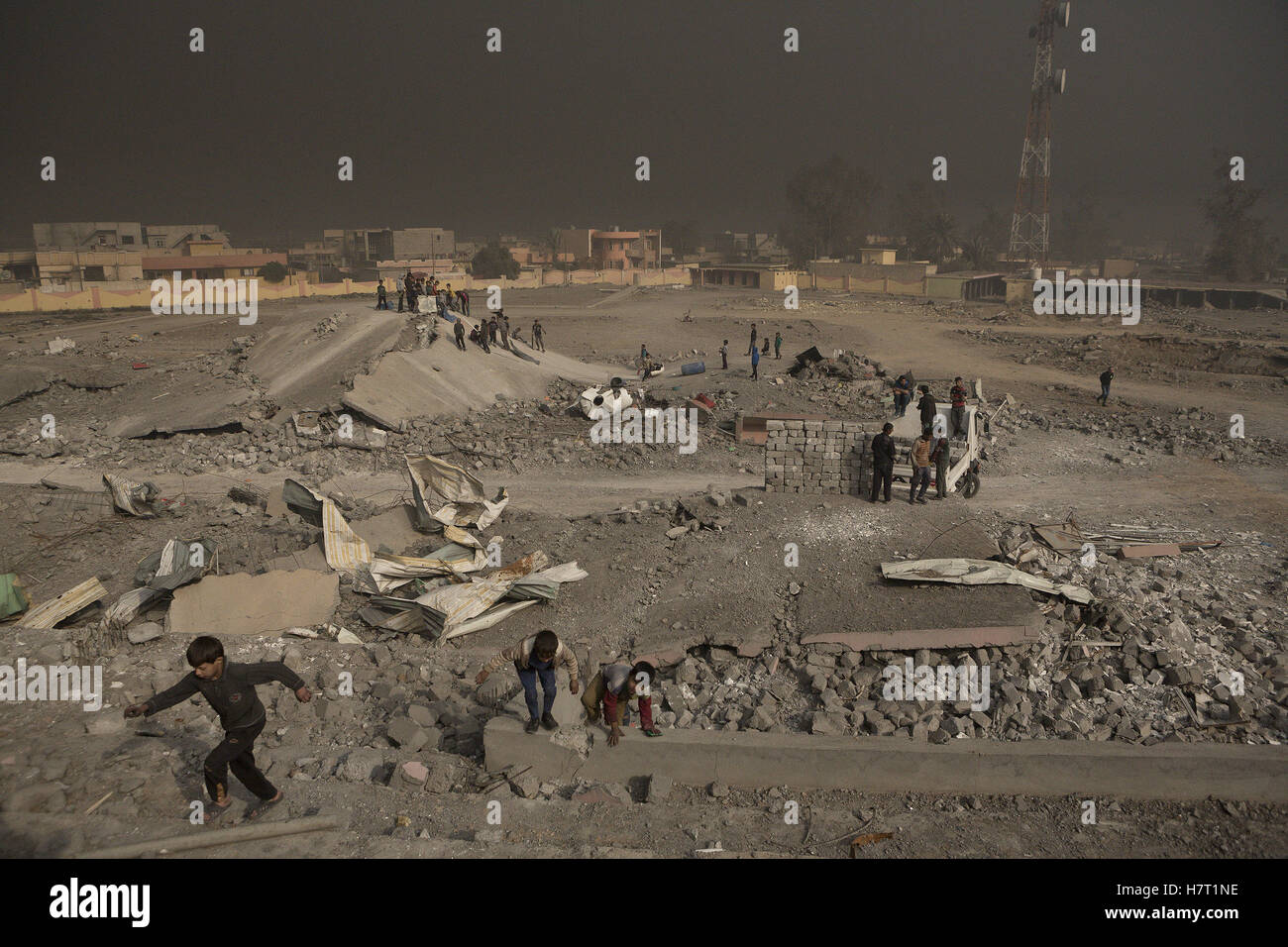 Qayyarah, Niniveh, Iraq. 8th Nov, 2016. 08/11/2016. Qayyarah, Iraq ...