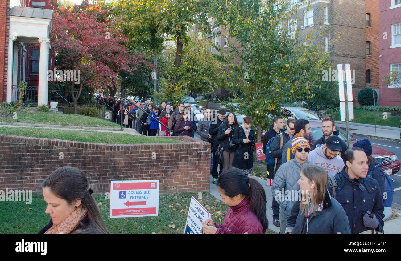 Standing in line to vote hi-res stock photography and images - Alamy