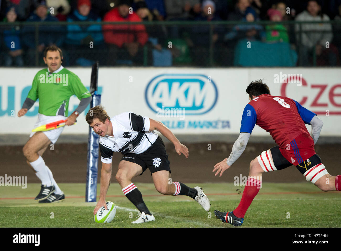 Prague, Czech Republic. 8th Nov, 2016. Kwaga Smith of Barbarians, left ...