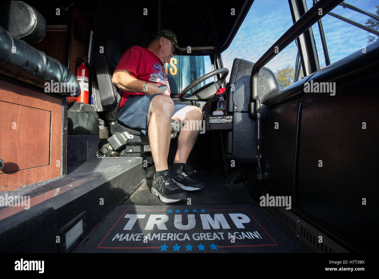 Atlanta, Ga, USA. 8th Nov, 2016. Trump supporter DANNY HAMILTON sits on ...