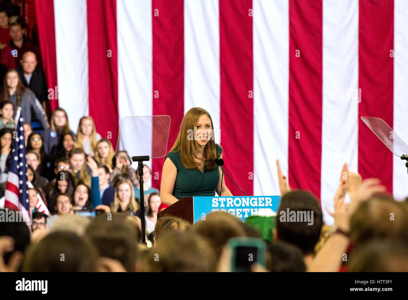 Raleigh, USA. 07th Nov, 2016. Chelsea Clinton introduces her father ...