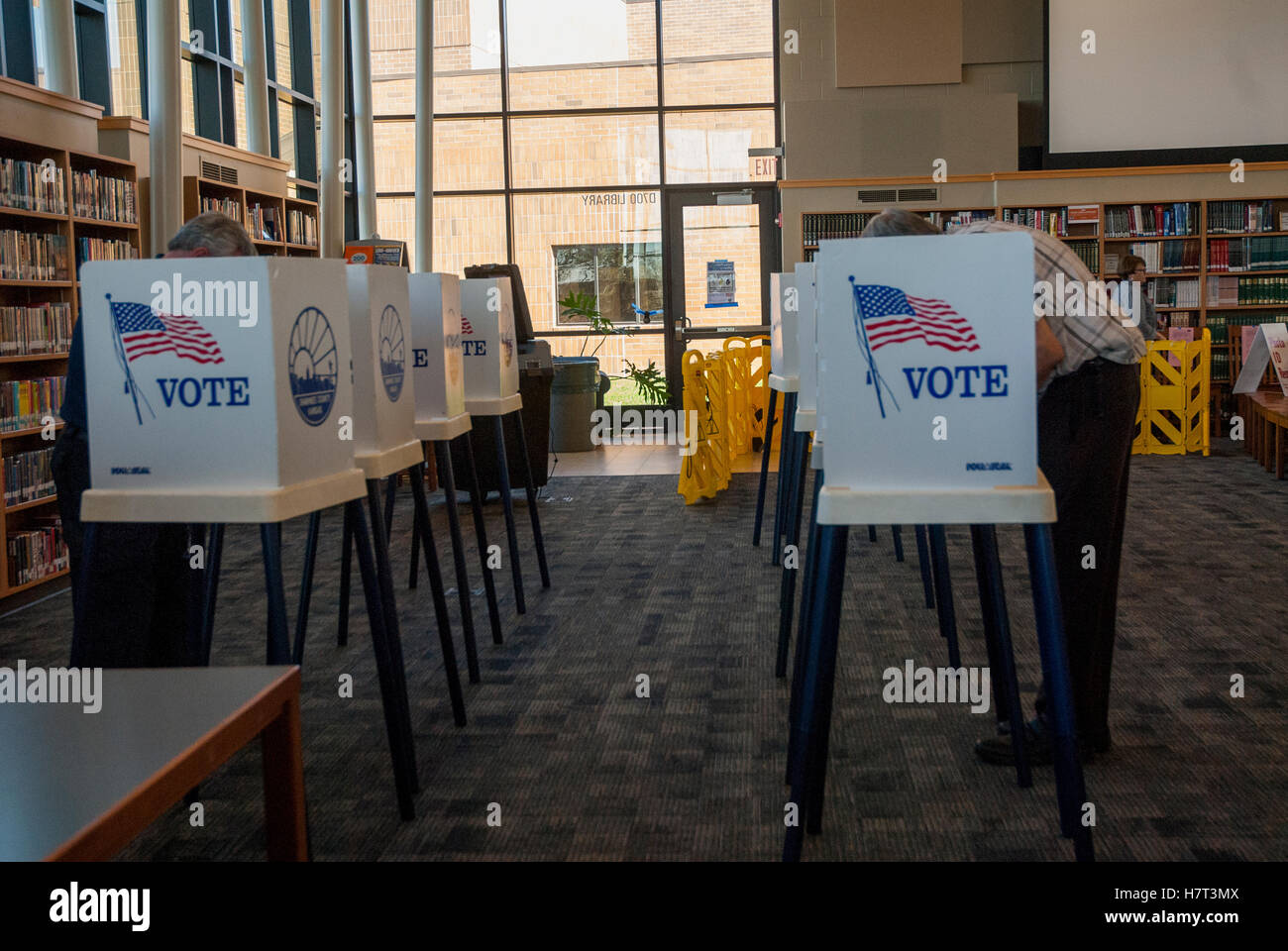 Topeka, Kansas, USA. 08th Nov, 2016. People line up at the ballot ...