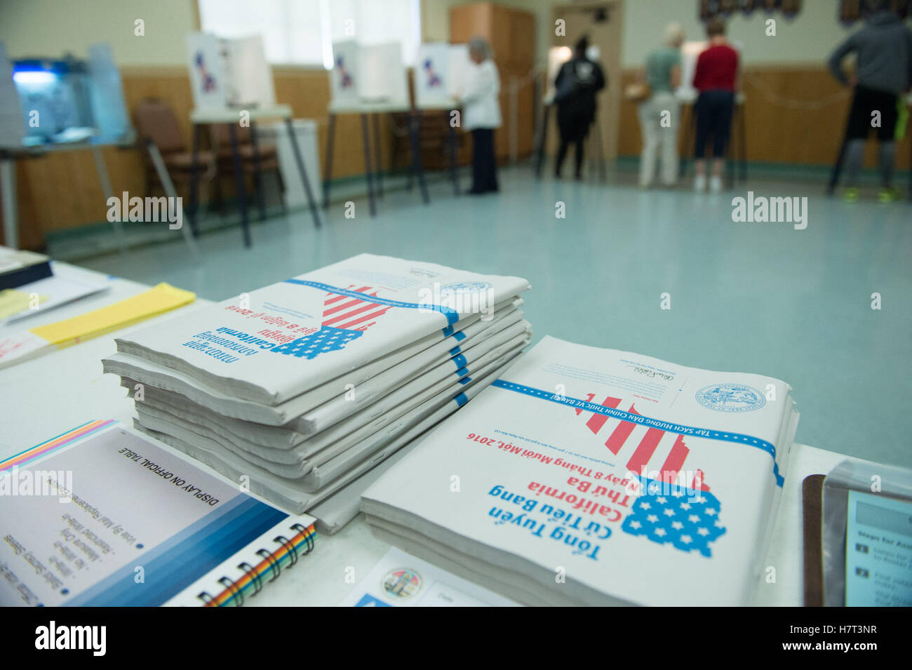 Los Angeles, USA. 8th Nov, 2016. Voters cast their ballots at a polling ...