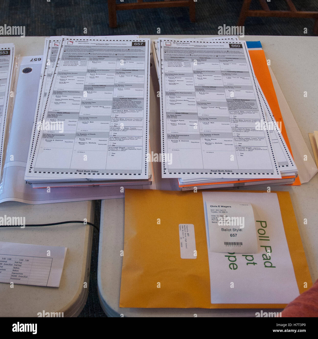 Topeka, Kansas, USA. 08th Nov, 2016. Ballot forms at the local polling ...