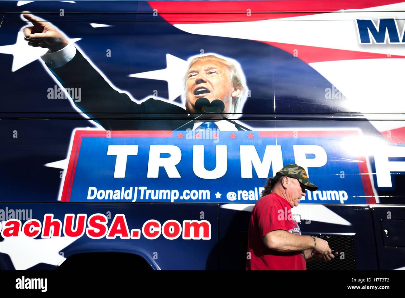 Atlanta, Georgia, USA. 8th Nov, 2016. Trump supporter DANNY HAMILTON ...